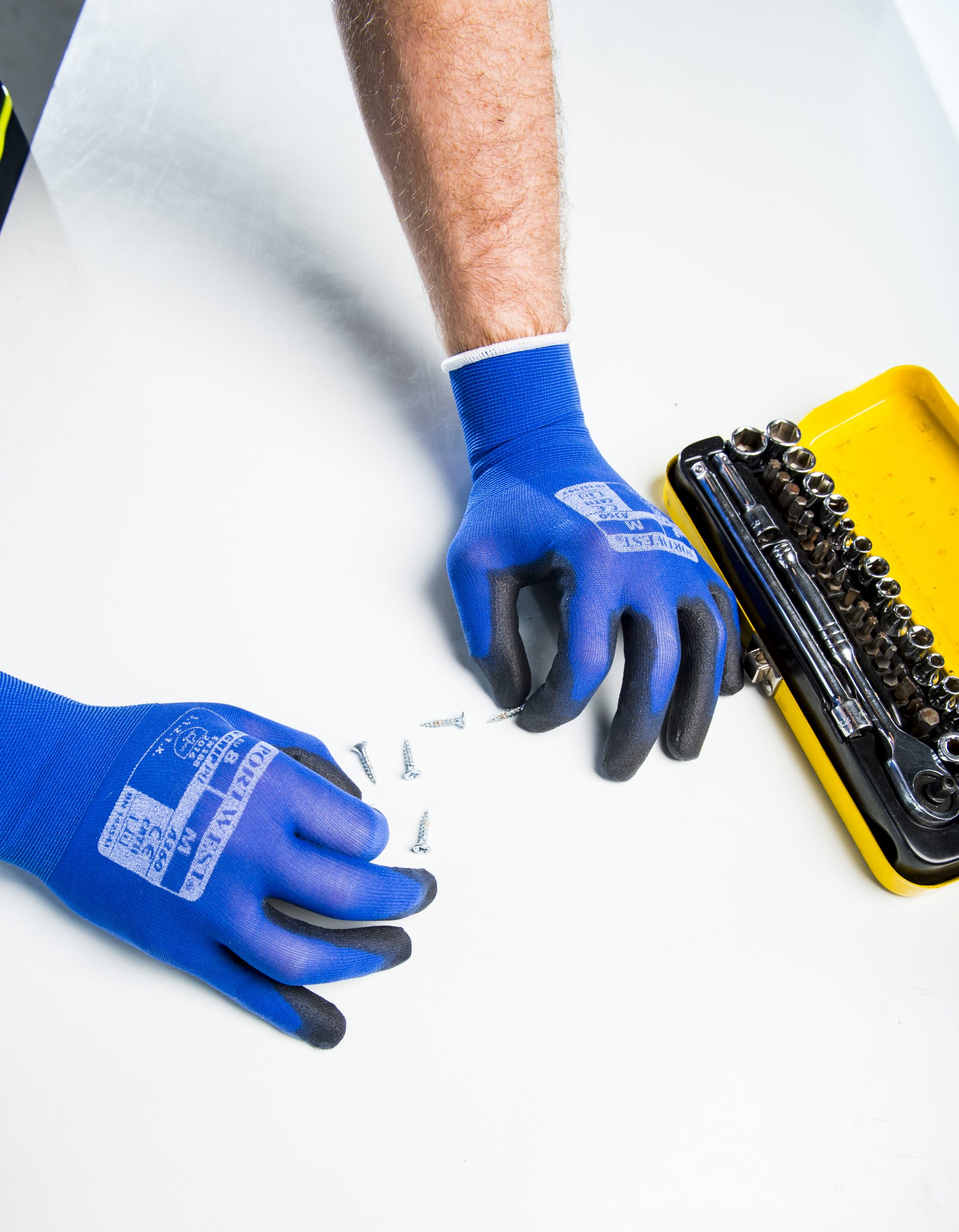How to choose the right safety gloves for work? | OAKEYS Safety Ltd